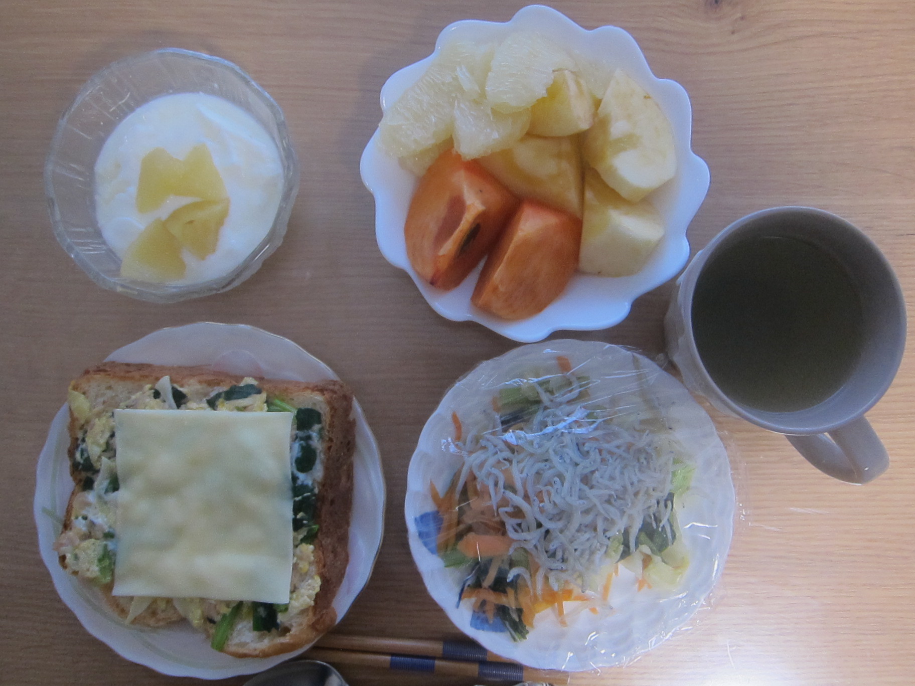 定番の朝食です、ホーレンソとツナの玉子とじ乗せパンです。: 料理は楽しい