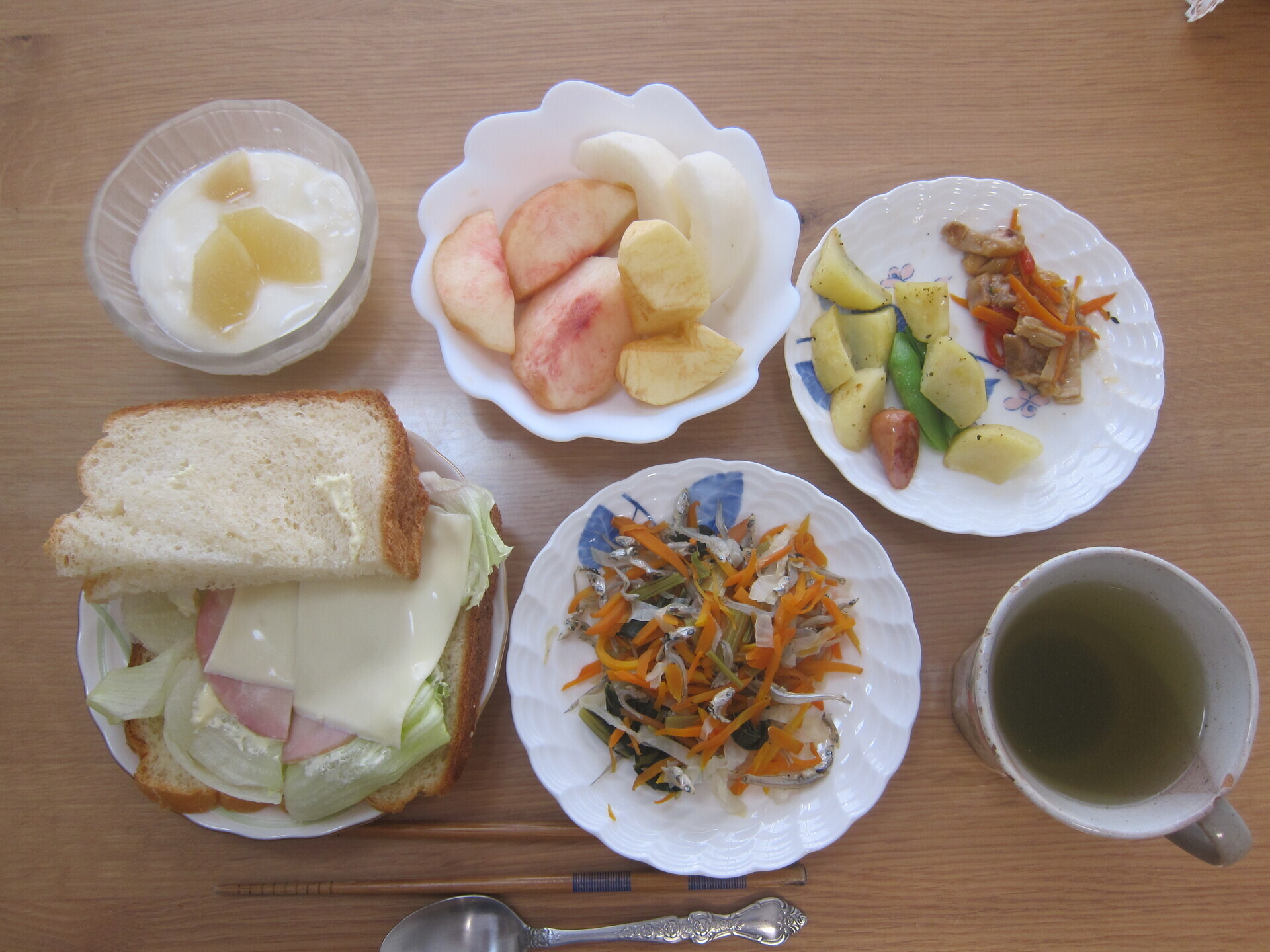 ハム、レタス、チーズはさみサンドイッチです。: 料理は楽しい