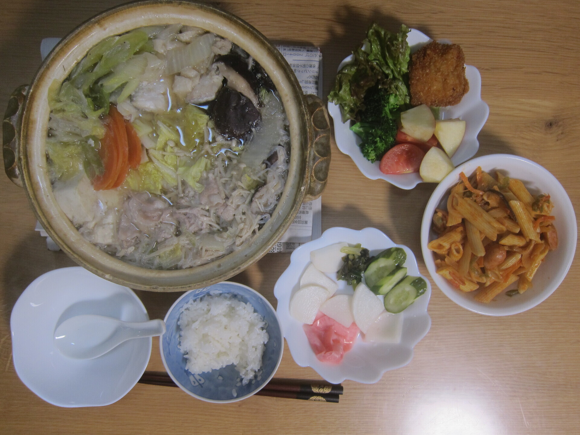 焼きあごだし鍋つゆのもとを使った鍋、骨なしチキンカツ、です。: 料理は楽しい