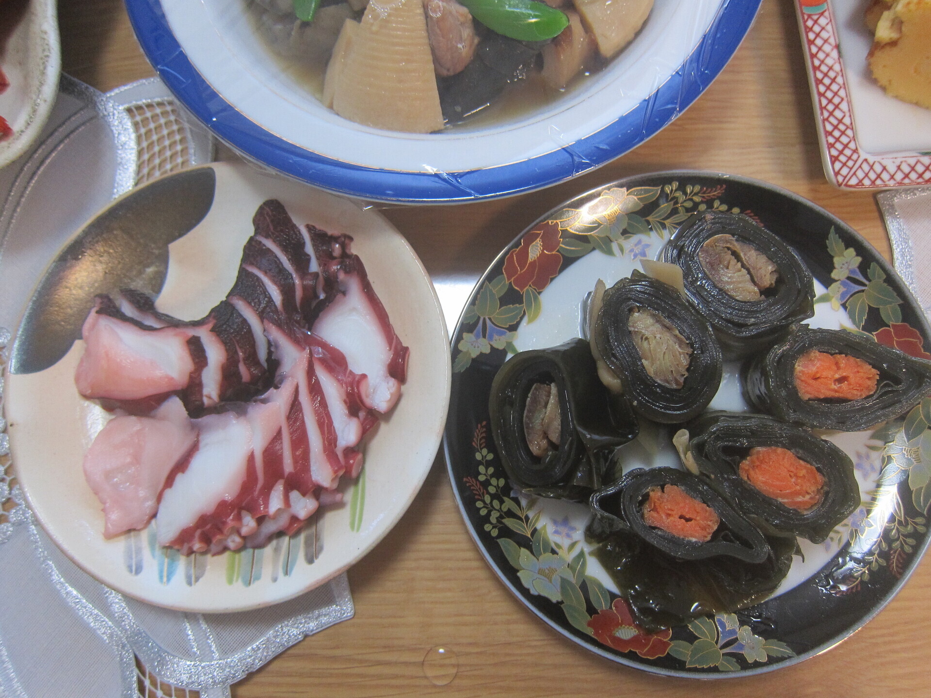 新年のお雑煮、フルーツ、コブ巻き、伊達巻、栗きんとん、えびのフライなどです。: 料理は楽しい